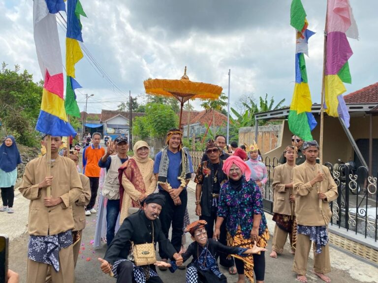 Unik! Kang Diky Chandra pakai Iket Sunda hinggga disambut Ambu dan ...