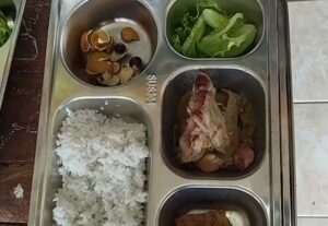 Daging Ayam Diduga Mentah di Menu MBG SMP 3 Sukahening, Siswa Kecewa ...